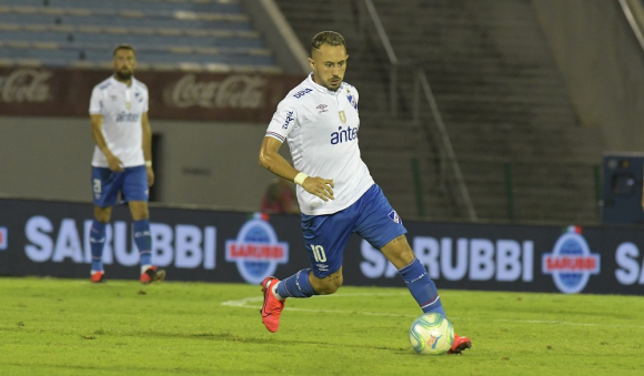 Vitória sonda uruguaio Rodrigo Amaral