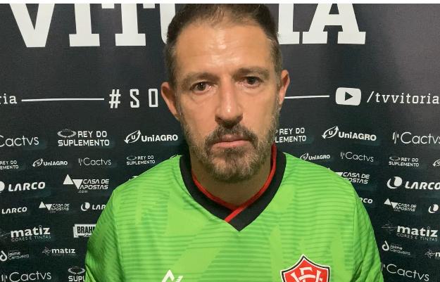 Ex-Vitória assume interinamente a Seleção Brasileira