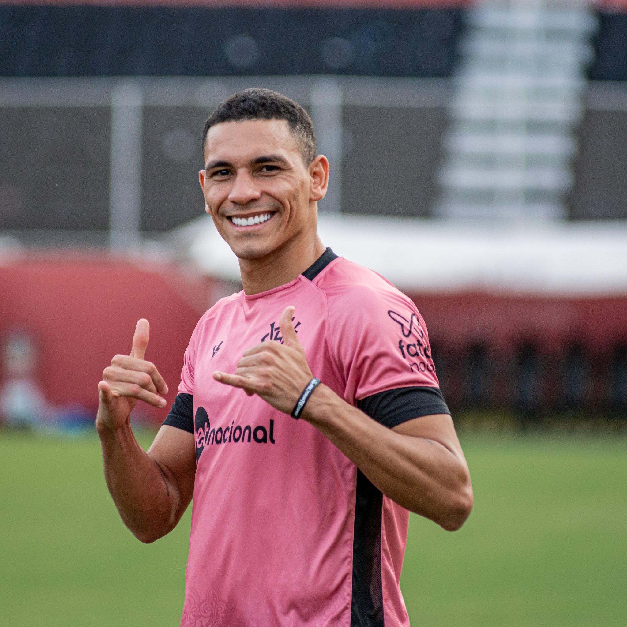 Volante completa 100 jogos com a camisa do Vitória