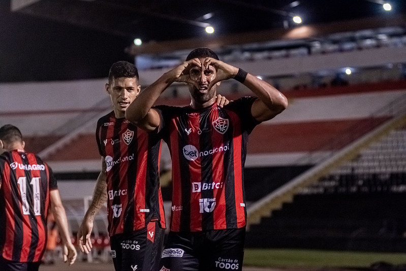 Tréllez supera Escudero e busca recorde pelo Vitória
