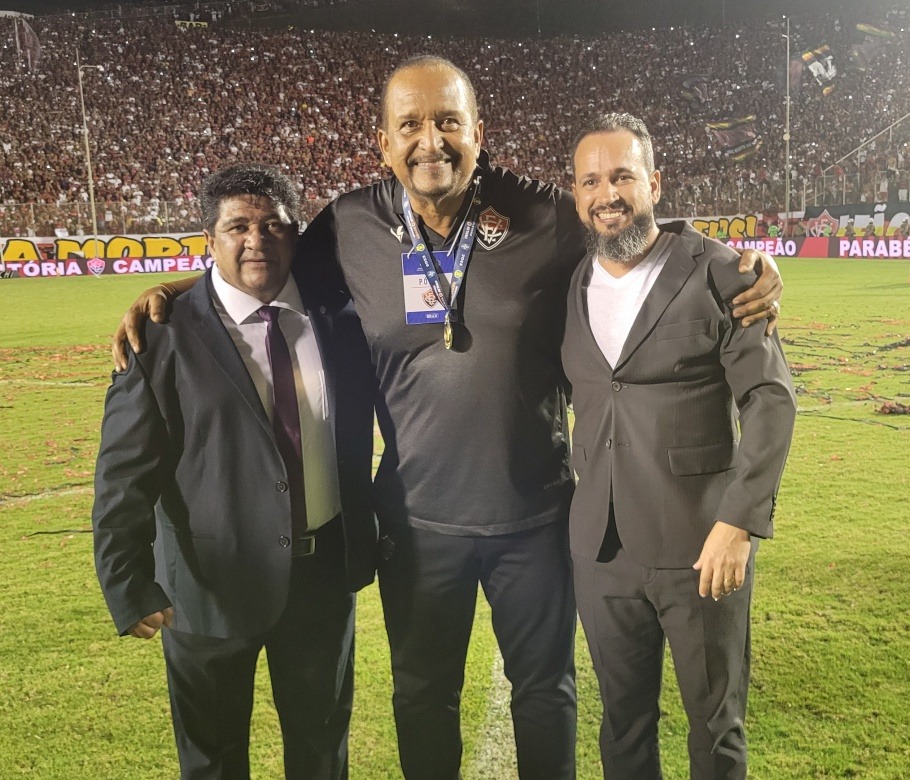CBF e FBF homenageiam Mário Silva, funcionário mais antigo do Vitória